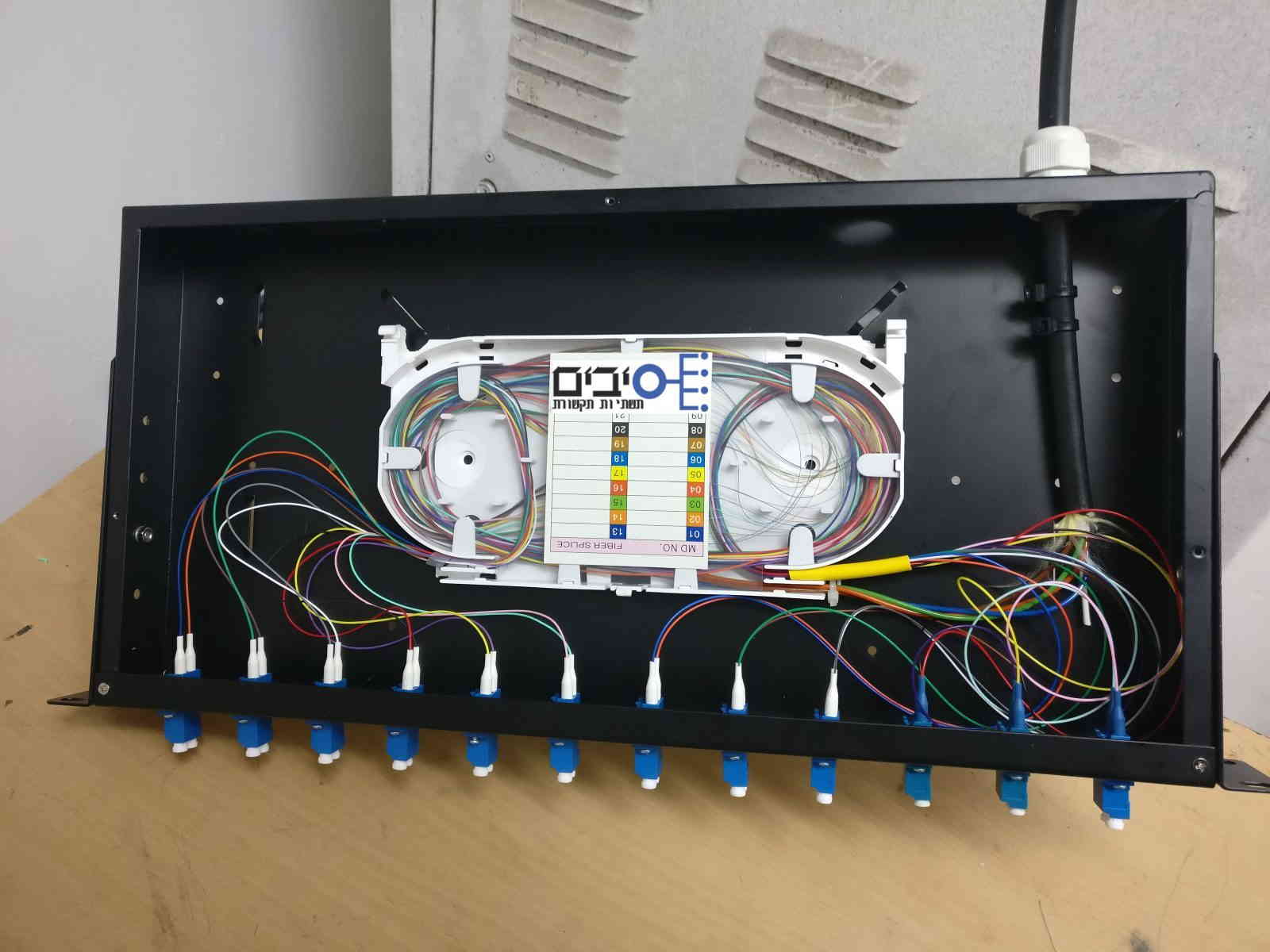 הלחמת סיבים אופטים שבור/קרוע: טכנאי מומחה לסיב אופטי | סיבים